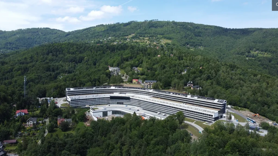 W Polsce powstał najdłuższy hotel w Europie. Otwarto go w Szczyrku ... W Polsce powstał najdłuższy hotel w Europie. Otwarto go w Szczyrku ...