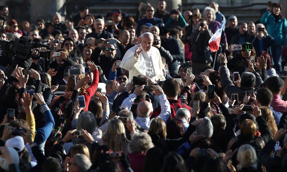 Franciszek: Jeśli potrzeba, można sprzedać dobra Kościoła, by pomóc ...
