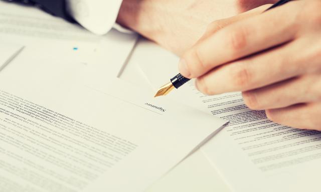 Sąd: parafka to jeszcze nie podpis - Bankier.pl